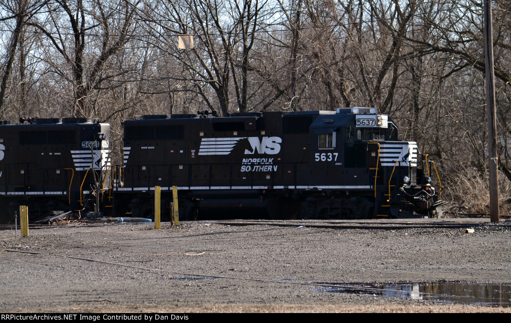 NS GP38-2 5637 leads WPMA-80